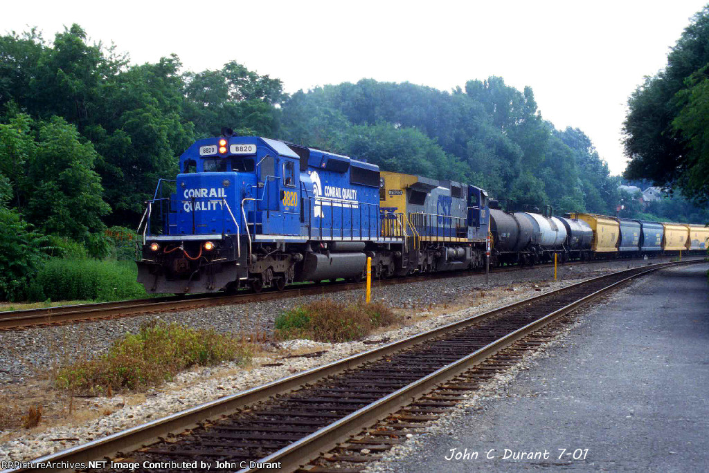 CSX SD40-2 8820 Q404
